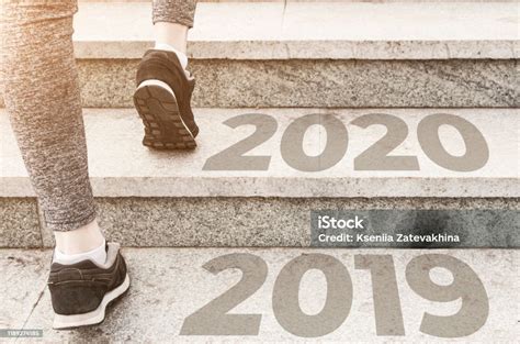 스포츠 유니폼을 입은 소녀가 돌아다닌다 건강한 삶의 방식 주입 된 그림 정리 윤진아 정아한 목표 목표 20189 단계 계단 위로 2020년에 대한 스톡 사진 및 기타 이미지