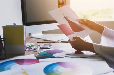 디자이너 여자 패션 그래픽 디자인 및 컬러 가이드 카드와 컬러를 확인 하기 위한 드로잉 인쇄 스케치 크리에이 티브 디자인 개념입니다 개념에 대한 스톡 사진 및 기타 이미지