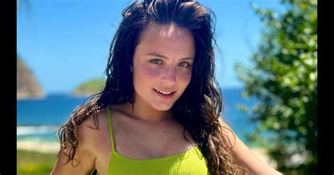 De Biquíni Larissa Manoela Exibiu O Corpo Sarado Nas Redes Sociais