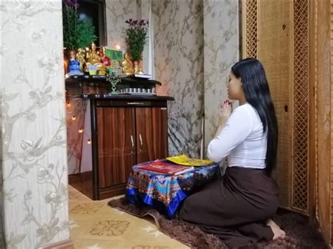 အိမ်ကဘုရားခန်းလေးသေးနေတဲ့အတွက် ဘုရားခန်းကိုခမ်းခမ်းနားနားထားပြီးကိုးကွယ