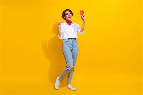 매력적인 긍정적 인 세련된 소녀 온라인 페이스 북 인스 타 그램 채팅 V 기호 노란색 배경에 고립 된 전체 길이 사진 25 29세에 대한 스톡 사진 및 기타 이미지 Istock