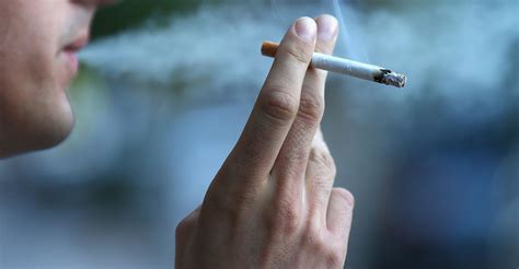 Как нужно правильно курить в затяг сигарету