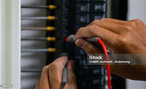 전기 캐비닛 제어에서 전력 전선의 전압과 전류를 측정하는 전기 기술자 작업 테스터 전문 인력은 도구 시운전 테스트 또는 보호