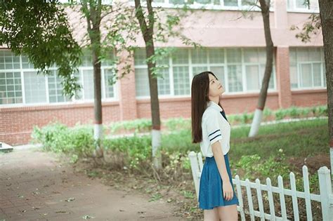 낮에는 캠퍼스에서 긴 머리를 한 아름다운 소녀의 초상화 배경 및 무료 다운로드를위한 그림 Pngtree 긴 머리 헤어스타일 초상화 아름다운