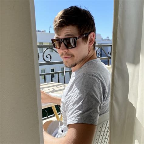 Создать мем парень в очках человек красивые парни Картинки Meme