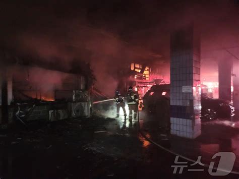 새벽 3시 도끼 든 소방관 모텔 창문 모두 깨뜨려 49명 살렸다종합2보