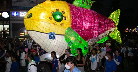 ទិដ្ឋភាពប្រជាពលរដ្ឋ និងភ្ញៀវទេសចរអន្តរជាតិចូលរួមដង្ហែ និងទស្សនាតុក្កតាយក្ស នៅតាមដងផ្លូវ