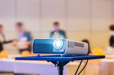 Как выбрать недорогой и качественный проектор для школы: лучшие советы ...