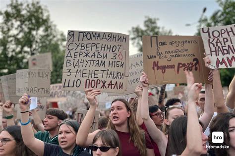 Країна рабів не тут Мітинги проти ліквідації НАБУ та САП у плакатах ФОТО Читайте на Ukr Net