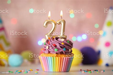 21 번째 생일 흰색 테이블에 성인 파티를 위한 숫자 모양의 양초가 있는 맛있는 컵케이크 0명에 대한 스톡 사진 및 기타 이미지 0명 공휴일 금색 Istock