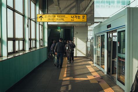 간판 거리 사진 거리 장면 건물 건축 겨울 경치 고가도로 교통 허브 구로 군중 기다리는 기와 기차 낮 대도시 대중교통 대한민국 도시 도시