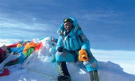 一名中国登山者登顶珠峰时遇难 当地导游遗体还在山上该批次其余5名中国人成功登顶开始下撤 学斌 公司 红星