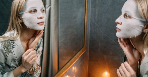 실내 개인 관리 거울 거울 반사 고요한 고요함 마스크를 가진 여자 미용 마스크 미용 요법 반사 뷰티 케어 빛나는 피부 수분 마스크 스킨 케어 루틴