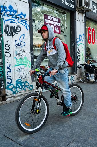 도시 거리에서 자전거를 타고 루마니아 부쿠레슈티에서 일하기 위해 통근 2022 거리에 대한 스톡 사진 및 기타 이미지 거리 건강한 생활방식 교통 Istock