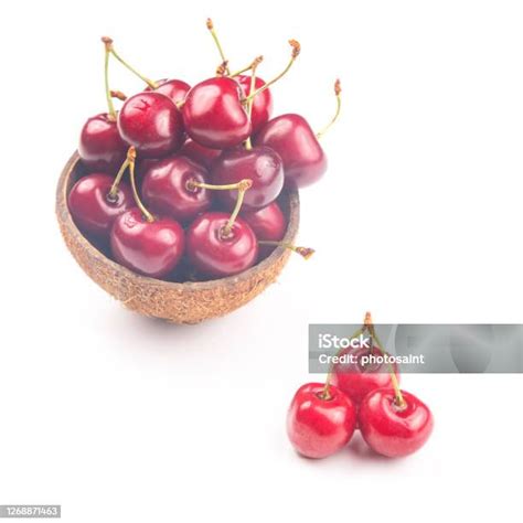 하얀 배경에 코코넛 그릇에 육즙 이 체리 베리 과일과 비타민 아침 식사에 대 한 건강 한 음식 식물의 열매 과일 디저트 건강한 식생활에 대한 스톡 사진 및 기타 이미지