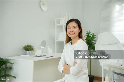 피부과 및 미용 클리닉 초상화 에스테틱 닥터 전문 피부과 전문의의 Vip 고객 미용실 스파 휴식 물리 치료 편안한 마사지 치료에 도움이 되는 장비를 갖춘 마사지 진료소에