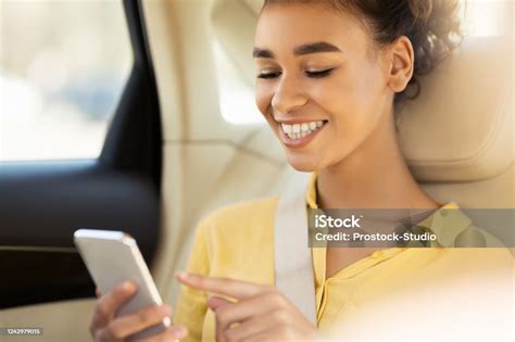 타고있는 동안 자동차에 앉아 스마트 폰을 사용하여 아프리카 계 미국인 소녀 20 29세에 대한 스톡 사진 및 기타 이미지 20 29세 개념 고객 Istock