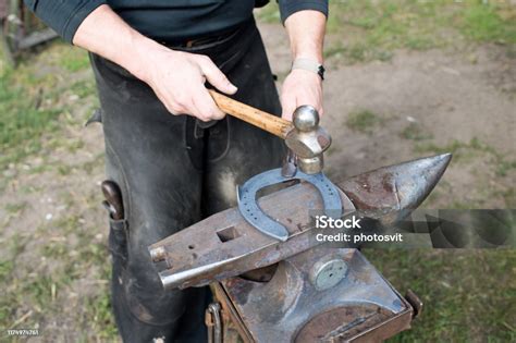 대장장이는 모루에 망치로 말굽을 위조합니다 고대 공예품 마을 공예 대장장이 작업 금속 작업장에서 공예도구 대장장이 직업 개념 강철에 대한 스톡 사진 및 기타 이미지 Istock