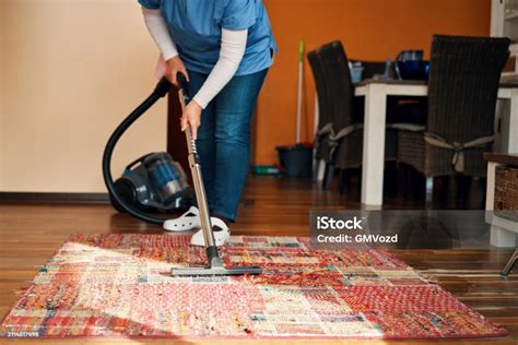 가사 청소 서비스 집에서 바닥을 진공 청소기로 청소하는 가사 도우미 45 49세에 대한 스톡 사진 및 기타 이미지 45 49세 가사 집안일 가정 생활 Istock