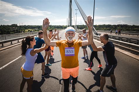 행복 한 수석 남자 다리에 마라톤을 실행 하는 동안 그의 지지자와 인사말 노인에 대한 스톡 사진 및 기타 이미지 노인 결승선 교량 Istock