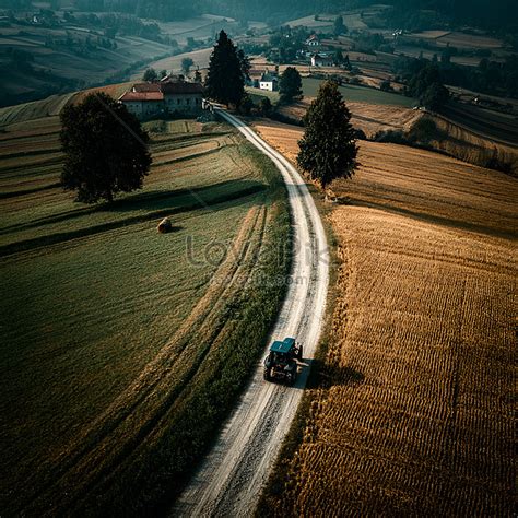 농촌 현장 풍경 및 트랙터 운영