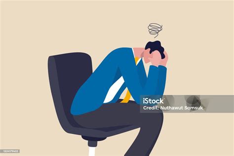 비즈니스 실수 좌절 또는 우울 어리석음 또는 어리석은 모든 돈을 잃고 후회 실패 개념에 스트레스와 불안 의자에 혼자 앉아 자신의 머리를 들고 좌절 사업가 걱정하는에 대한