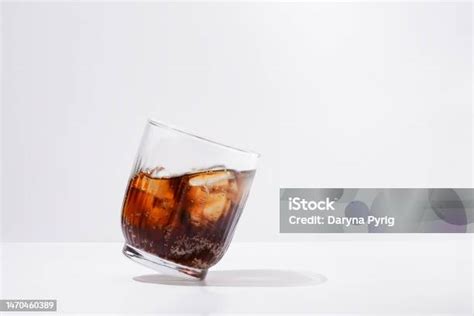 일광에 흰색 고립된 배경에 콜라 파도와 얼음이 있는 기울어진 투명 유리 디자인을 위한 장소 0명에 대한 스톡 사진 및 기타 이미지 Istock