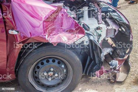 앞에 빨간 새 차 사고에 의해 왜곡입니다 부서진된 새 빨간 차 심각 하 게 손상 되 고 복구 하 고 손실 조절기에 자동차 보험 청구에 대 한 호출을 차고로 이동에 대 한