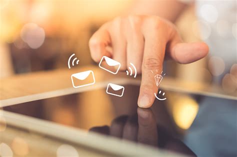 여자 손 큰 태블릿을 사용 하 여 작업을 할 전자 메일 알림을 Bokeh 배경으로 커피 카페에서 팝을 경보 디자인에 대한 스톡 사진 및 기타 이미지 Istock