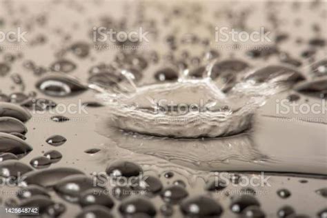 매크로 스플래쉬 반사 표면에 떨어지는 물 한 방울의 매크로 사진 선택적 초점 0명에 대한 스톡 사진 및 기타 이미지 0명 깨끗한 떨어짐 Istock