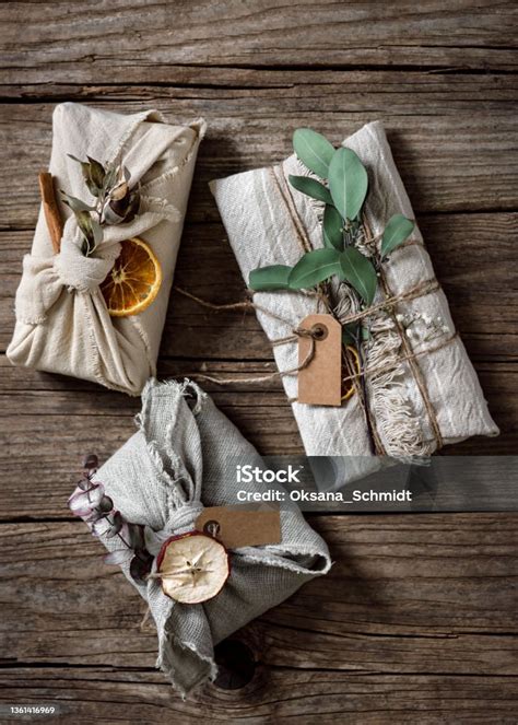 계피 스틱 드라이 사과 오렌지 슬라이스로 장식된 린넨 천으로 싸인 친환경 대체 그린 크리스마스 선물 0명에 대한 스톡 사진 및 기타 이미지 Istock