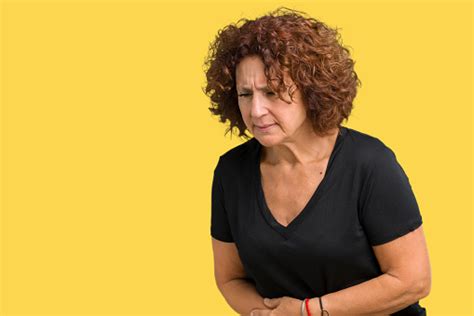 통해 아름 다운 중간 어른 고위 여자 배경 속에 손으로 고립 때문에 구역 질 고통 스러운 질병 기분이 나쁘다 통증 개념입니다 변비에 대한 스톡 사진 및 기타 이미지 Istock