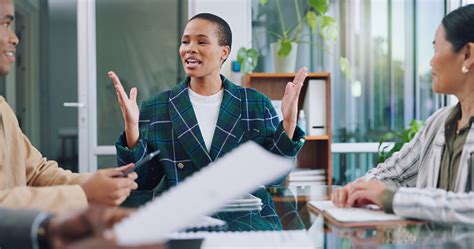 태블릿 여성 상사와 함께 하는 사업가와 프로젝트 관리 워크샵을 위한 피치 피드백 팀워크 Ceo와의 회의 및 팀 온라인 보고서 및 현대 사무실에서 제안에 대한 브레인스토밍