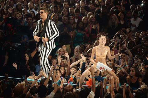 Miley Cyrus 2022 Vma Foam Finger