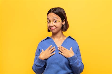 Mujer Latina Joven Que Parece Feliz Sorprendida Orgullosa Y Emocionada Apuntando A S Misma