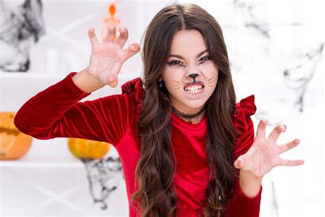 Страшная молодая девушка позирует на Хэллоуин Бесплатно Фото