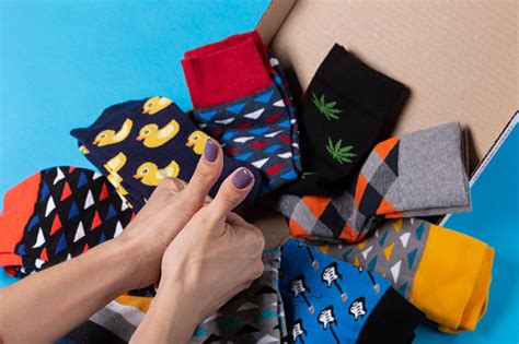 두 여자의 손이 긍정적 인 제스처를 보여 피자 상자에 누워 멀티 컬러 양말의 배경에 쇼핑의 개념 0명에 대한 스톡 사진 및 기타 이미지 Istock