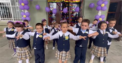 სკოლა ლიცეუმ „ცოდნაში“ პირველკლასელებს პედაგოგებმა საანბანო პერიოდის დაწყება დღესასწაულად უქციეს