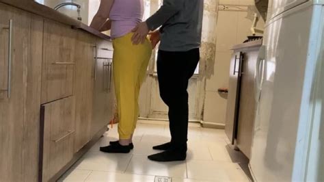 منو زنداییم تنها بودیم ظرف میشست راضیش کردم که بهم کص بده Xxx Mobile