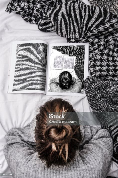 젊은 유행 여자는 침대에 누워 하 고 모닝 커피를 마시는 일부 파이 먹는다 누워있기에 대한 스톡 사진 및 기타 이미지 누워있기 여자 침대 Istock