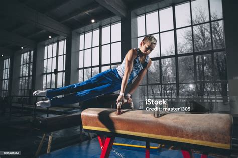 체육관에서 작은 남성 체조 훈련 유연 하 고 활동 백인 적합 작은 소년 강도 균형을 위해 운동 연습 스포츠웨어운동선수 개념에 대한 스톡 사진 및 기타 이미지 Istock