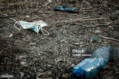 환경 삼림 지대의 플라스틱 쓰레기 숲에서 쓰레기 쓰레기 쓰레기 및 의료 마스크 대도시의 빈 중고 병과 생태 문제 0명에 대한 스톡 사진 및 기타 이미지 Istock