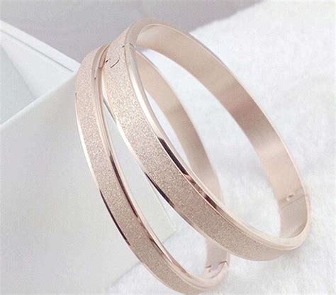 情侣手镯应该如何挑选 卡地亚情侣手镯有哪些款式 翡翠源头翡翠批发中国翡翠网首选【翡翠商城】