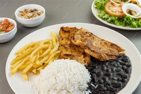 Delicioso Prato Executivo De Filé De Frango Arroz Feijão Batata Frita E