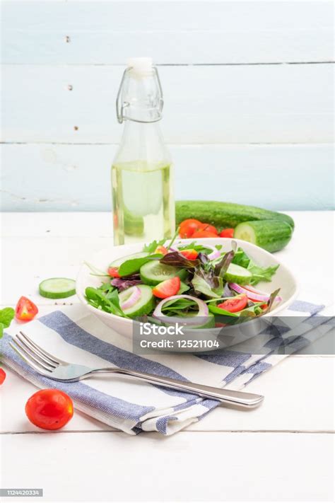 신선한 양상추와 토마토 흰색 테이블에 흰 접시에 오이 야채 샐러드 0명에 대한 스톡 사진 및 기타 이미지 0명 건강한 식생활 보울 Istock