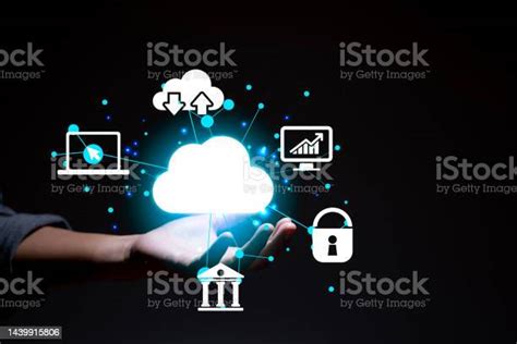 검은 배경에 가상 구름 아이콘을 들고 있습니다 클라우드 기술 시스템은 정보와 애플리케이션을 업로드 다운로드 및 전송하기 위한 컴퓨팅 및 공유 관리입니다 가상현실에 대한 스톡