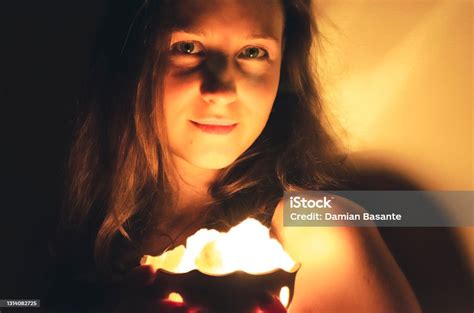 노란 스포트라이트를 가진 어두운 방에서 예쁜 여자의 초상화 25 29세에 대한 스톡 사진 및 기타 이미지 25 29세 건강한 생활방식 검은색 Istock