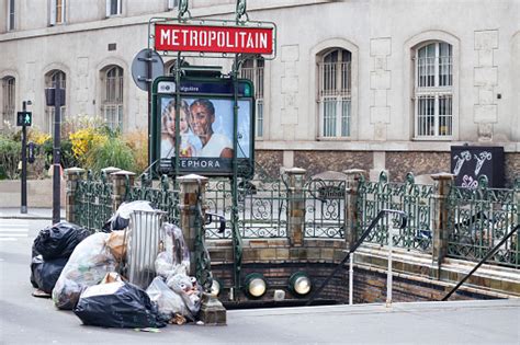 파리 프랑스 2023년 3월 25일 프랑스 지하철역에서 쓰레기로 가득 찬 쓰레기통과 쓰레기 봉투 더미 0명에 대한 스톡 사진 및 기타 이미지 Istock