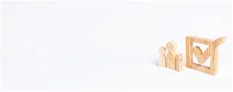 3 나무 인간의 숫자 상자에서 눈금 옆에 함께 서 선거와 사회 기술 개념입니다 자원 봉사자 정당 후보자 지역구 유권자입니다 인권 배너 3차원 형태에 대한 스톡 사진 및 기타