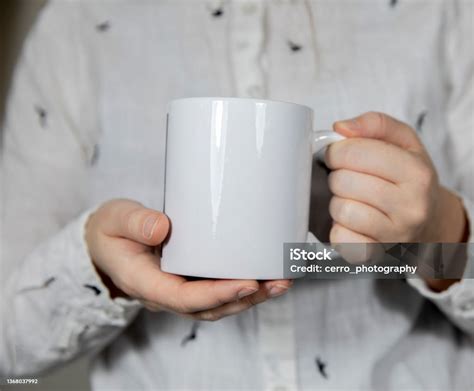 빈 흰색 커피 잔 흰 도자기 머그잔 모의 커피 차 우유 또는 탄산음료 복사 공간을 들고 있는 소녀 커피잔에 대한 스톡 사진 및 기타 이미지 Istock